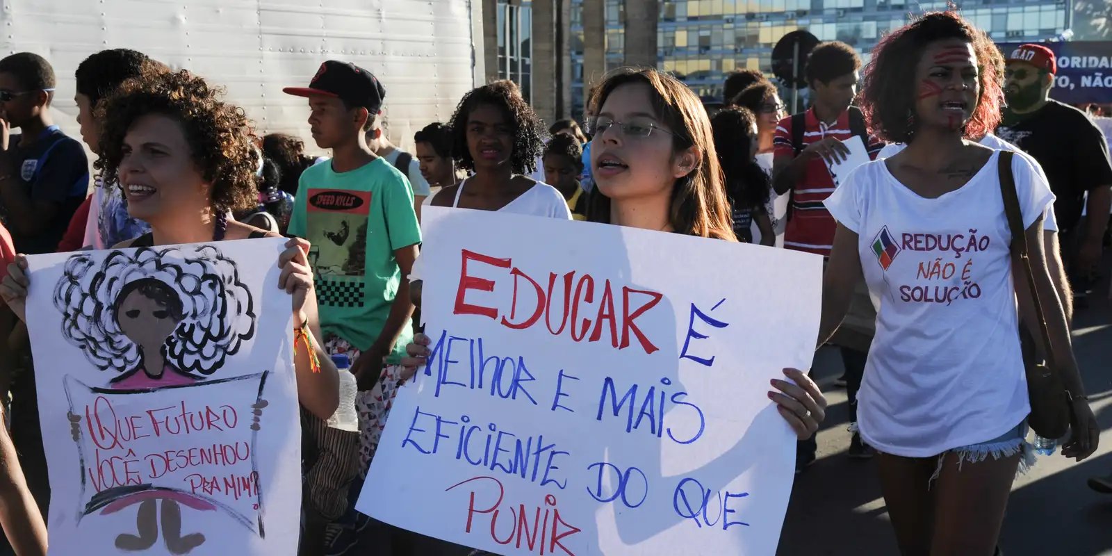 CCJ adia novamente análise de PEC sobre redução da maioridade penal ...